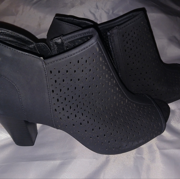 Giani Bernini | Shoes | Low Cut Black Boots With The Toe Out In The ...